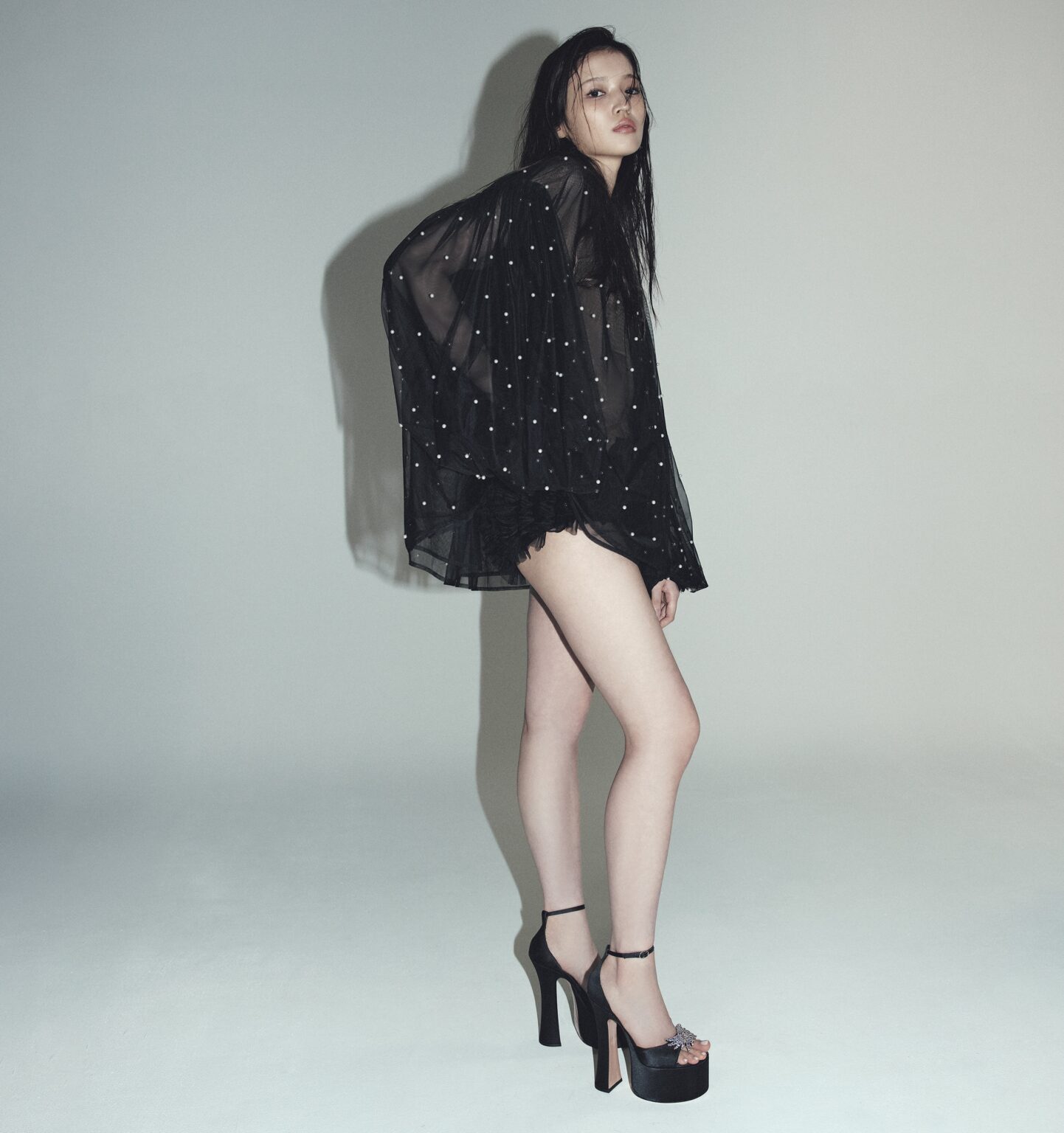 『ViVi』専属の人気モデル せいらさん 初のスタイルブック『Dear Saints』発売へ 鍛え上げた“美脚”際立つ先行カット解禁 | 瞬刊モッツ｜モッツ出版株式会社